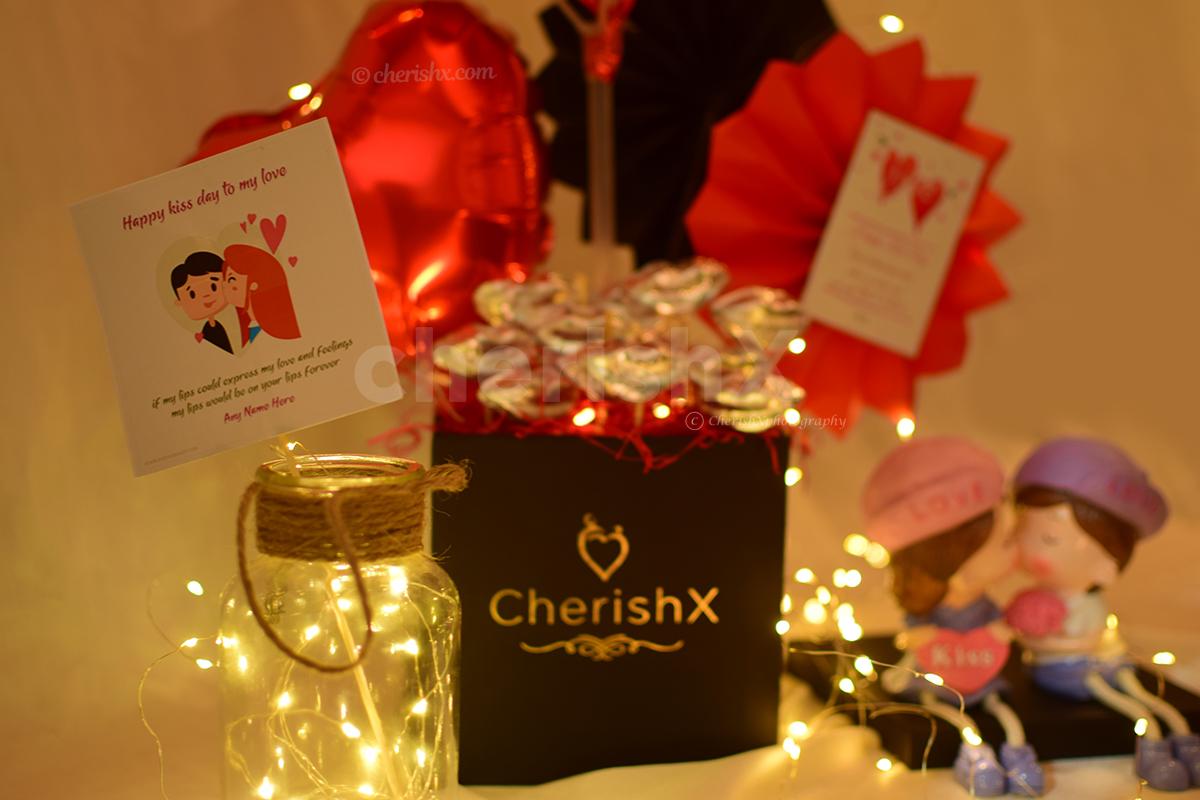 A beautiful Kiss Me Balloon Bucket with a Kiss Me lip-shaped Balloon ...