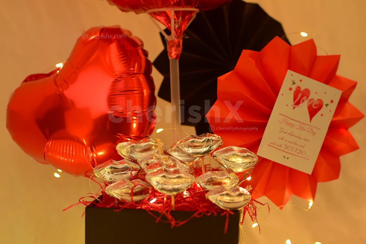 A beautiful Kiss Me Balloon Bucket with a Kiss Me lip-shaped Balloon ...