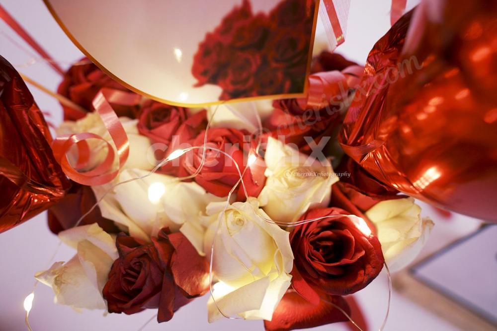 Book this appealing Red Bubble Balloon Bucket for your loved one ...